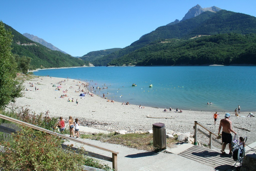 Sautet lake's beach in Corps